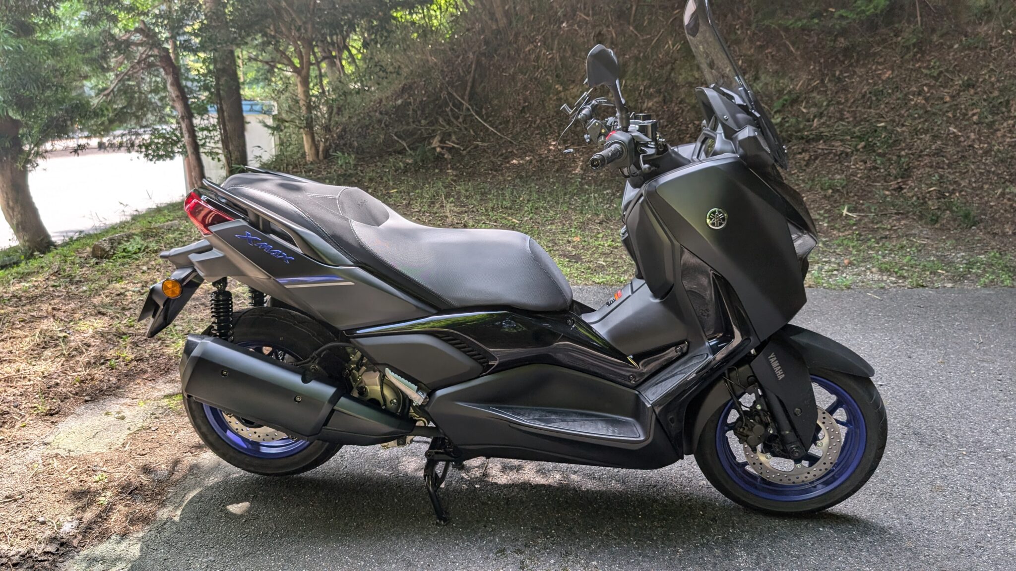YAMAHA XMAX 300 Tech Max+の2025年モデル情報まとめ【電動がついに追加】 | 小型モト